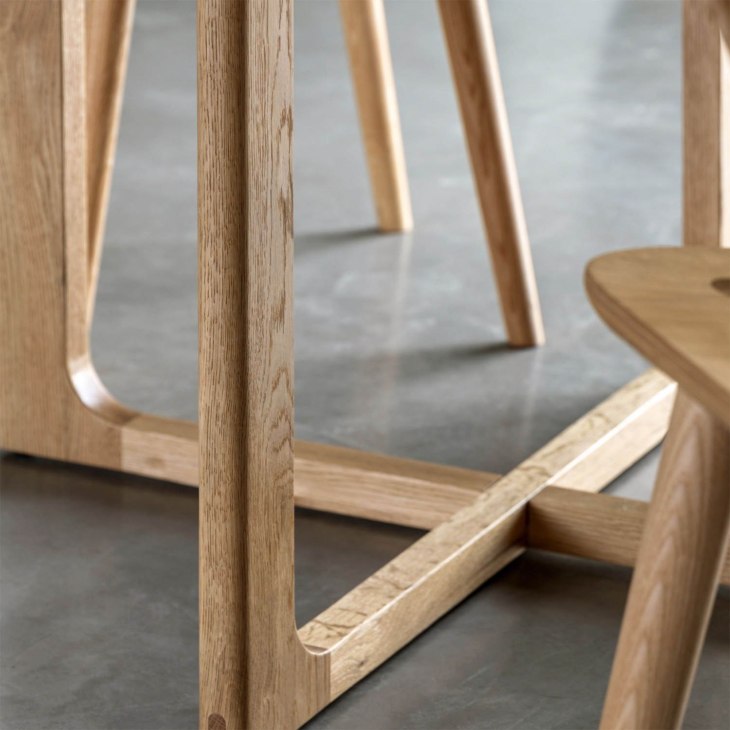 Cadoc Natural Oak Round Dining Table - TR Hayes